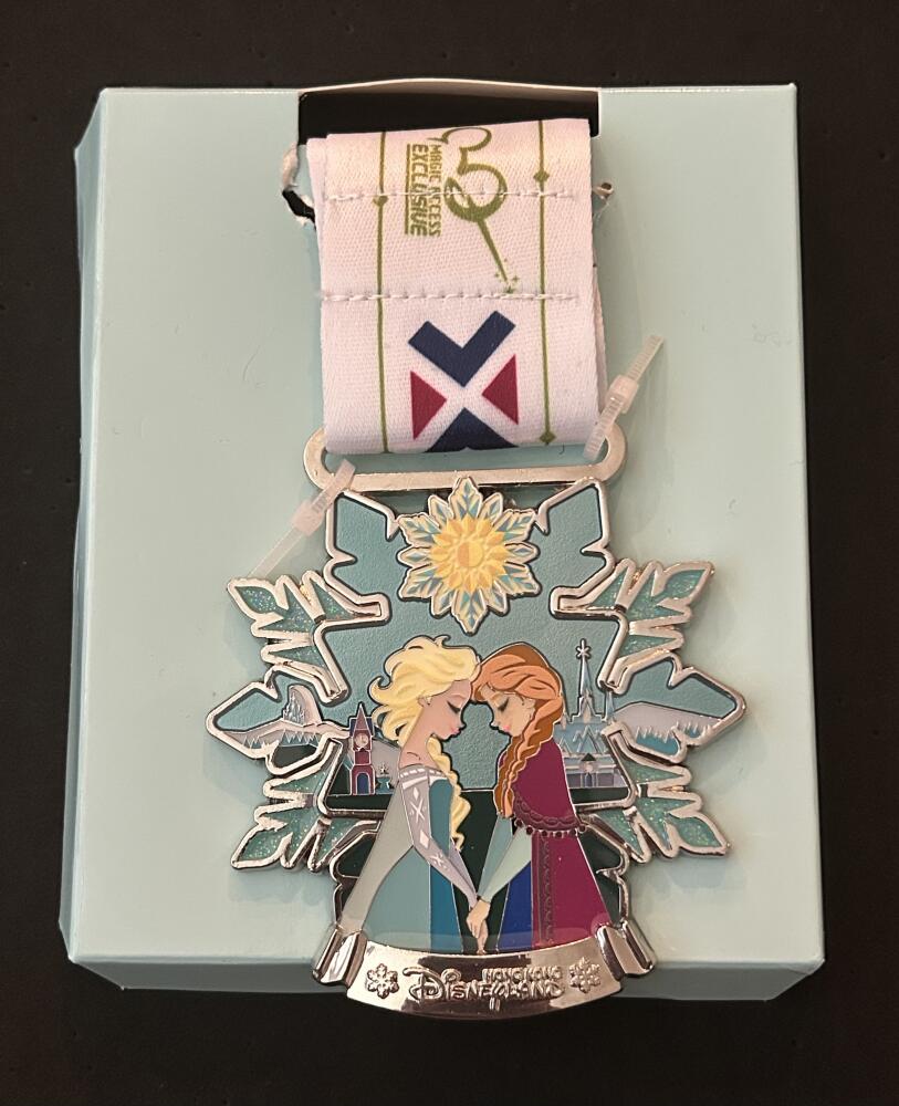 World of Frozen - Anna and Elsa Lanyard and Medal | PIN 102479