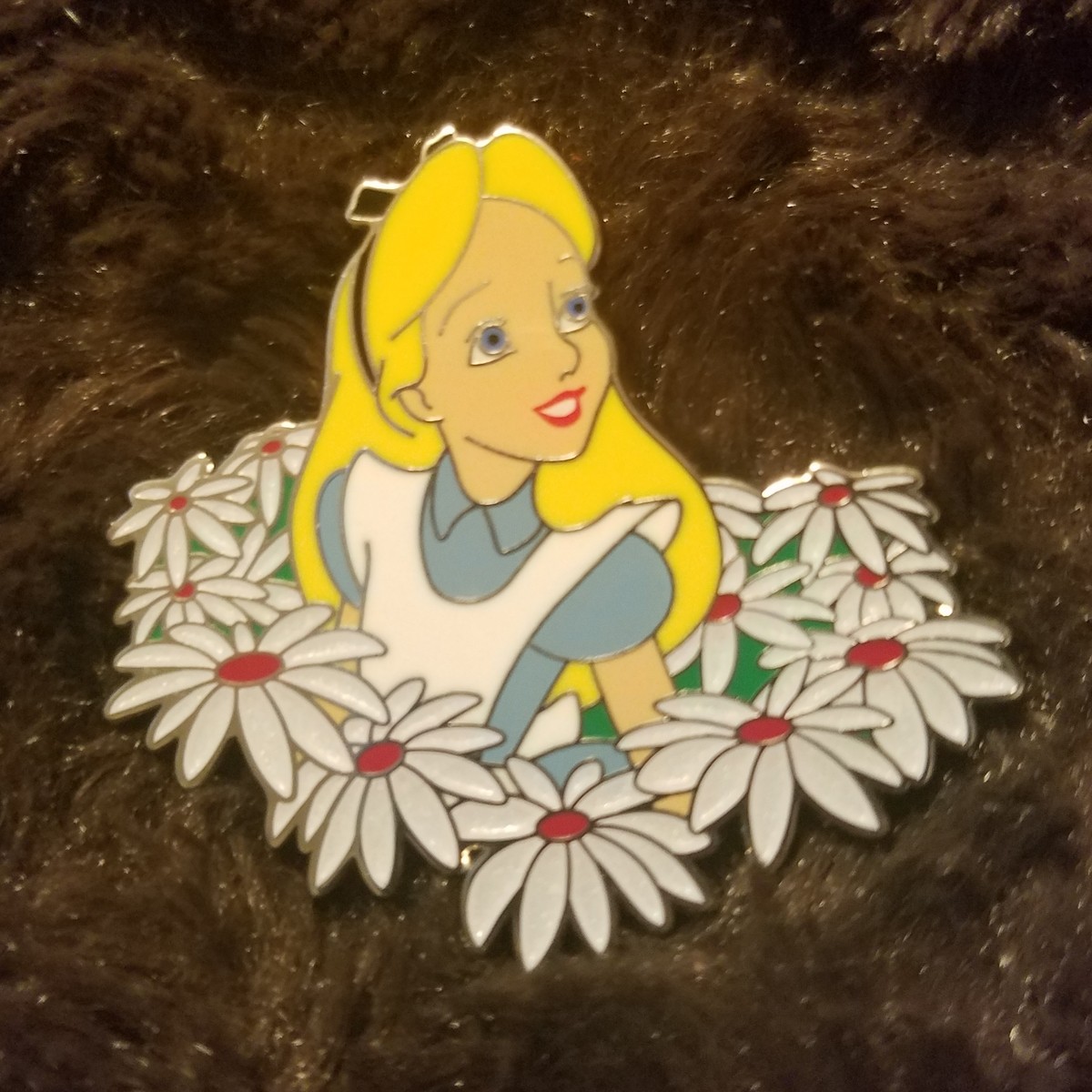 Alice in Wonderland - Alice in Daisy Flowers | PIN 25875