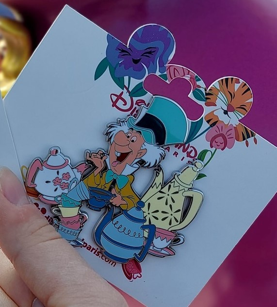 Alice in Wonderland - Mad Hatter with teapots | PIN 60526
