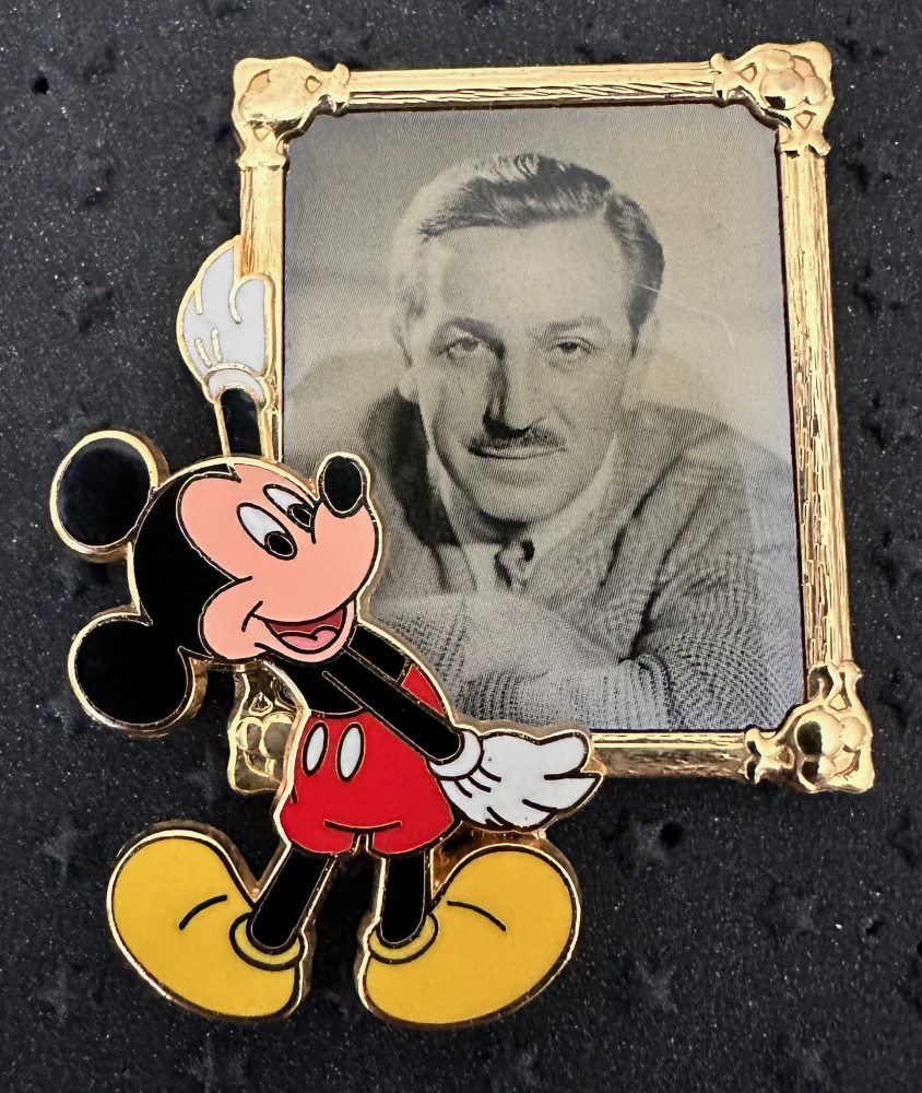 Walt Disney - Mickey - Holding Picture Frame | PIN 10665