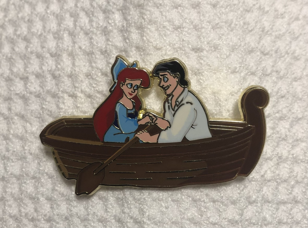 ACME - Classic Cutout - Ariel Gold Back version | PIN 74428