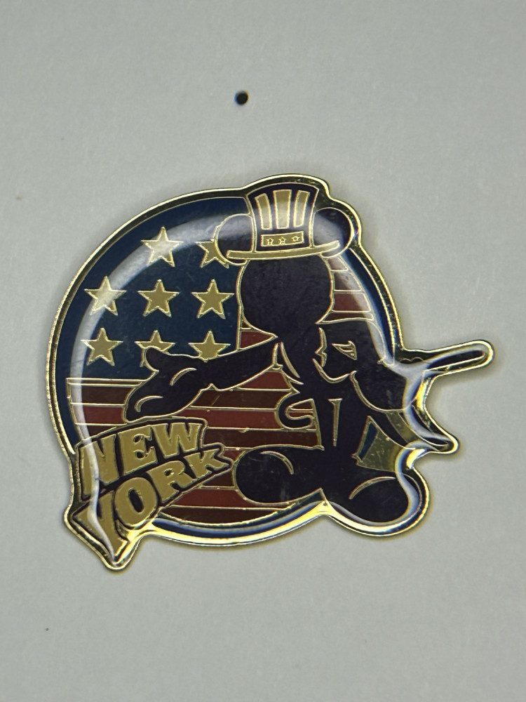 Tokyo Disney Sea New York - Silhouette of Mickey in front of American ...