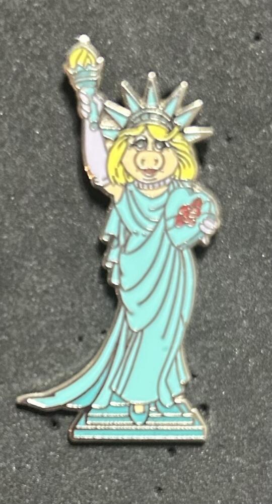 Miss Piggy as the Statue of Liberty | PIN 92401