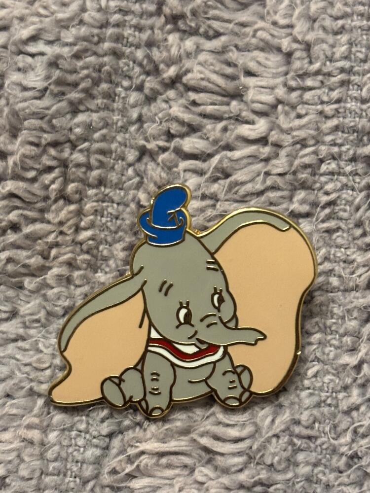 Dumbo - Sitting Dumbo with Blue Hat - Version 2 | PIN 93401