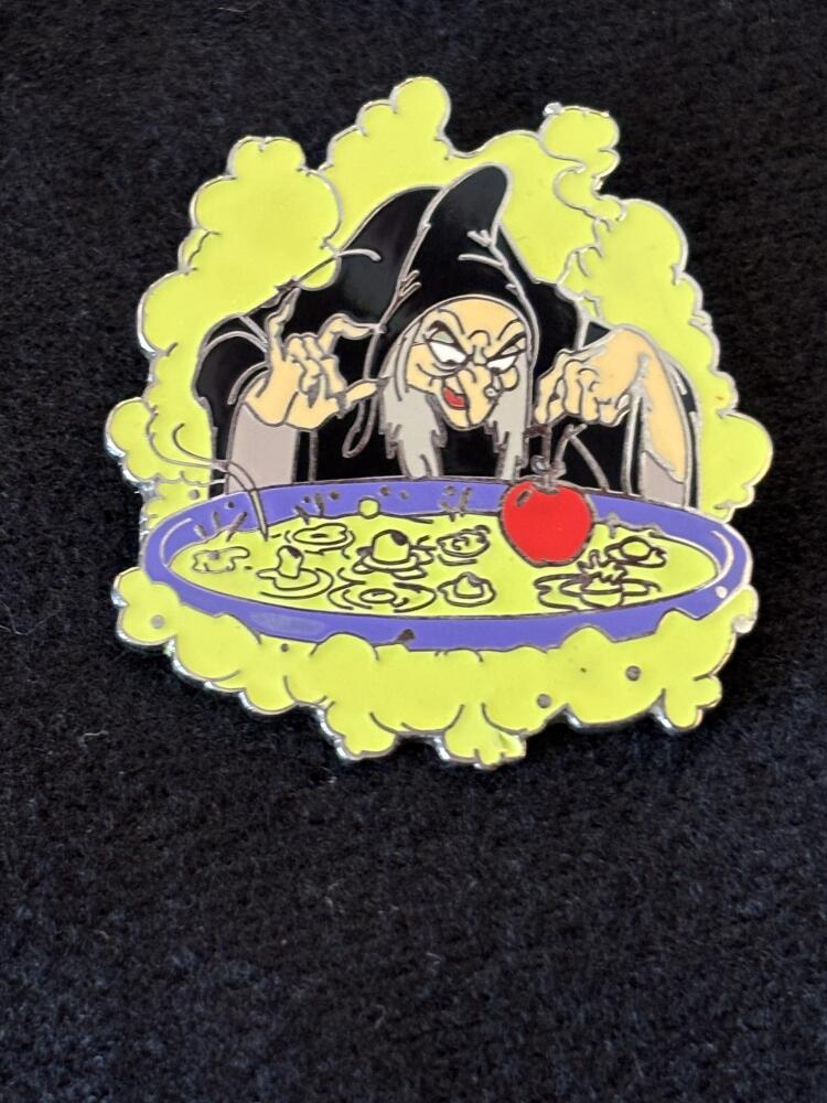 Snow White and the Seven Dwarfs - Old Hag at Cauldron | PIN 95880