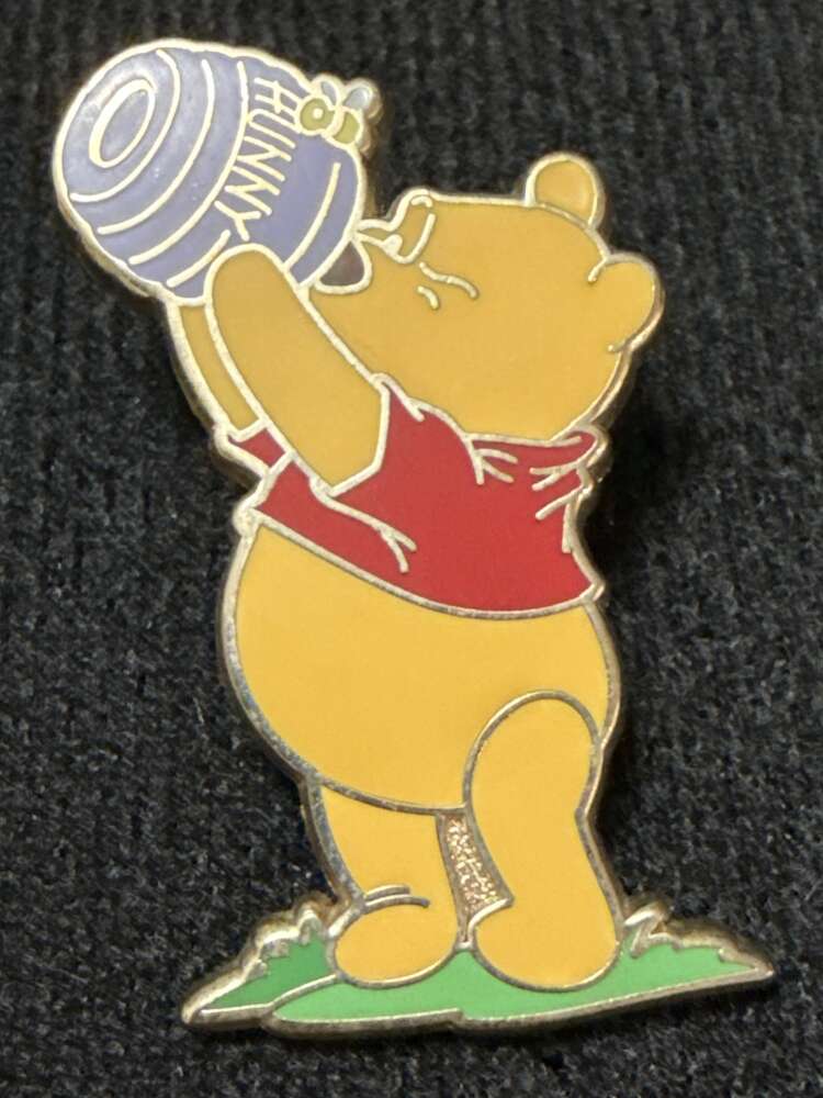 Winnie the Pooh - Jerry Leigh - Pooh With Hunny Pot | PIN 98262