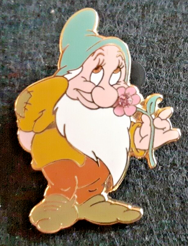 Snow White and the Seven Dwarfs - Bashful holding a Flower | PIN 98984